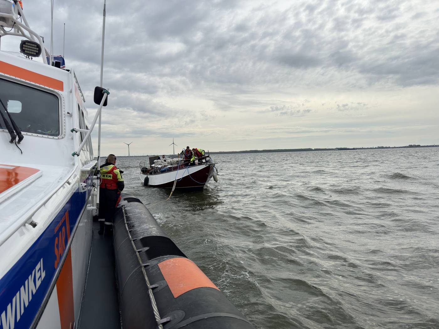 Vaartuig maakt water en raakte stuurloos in vaargeul - KNRM
