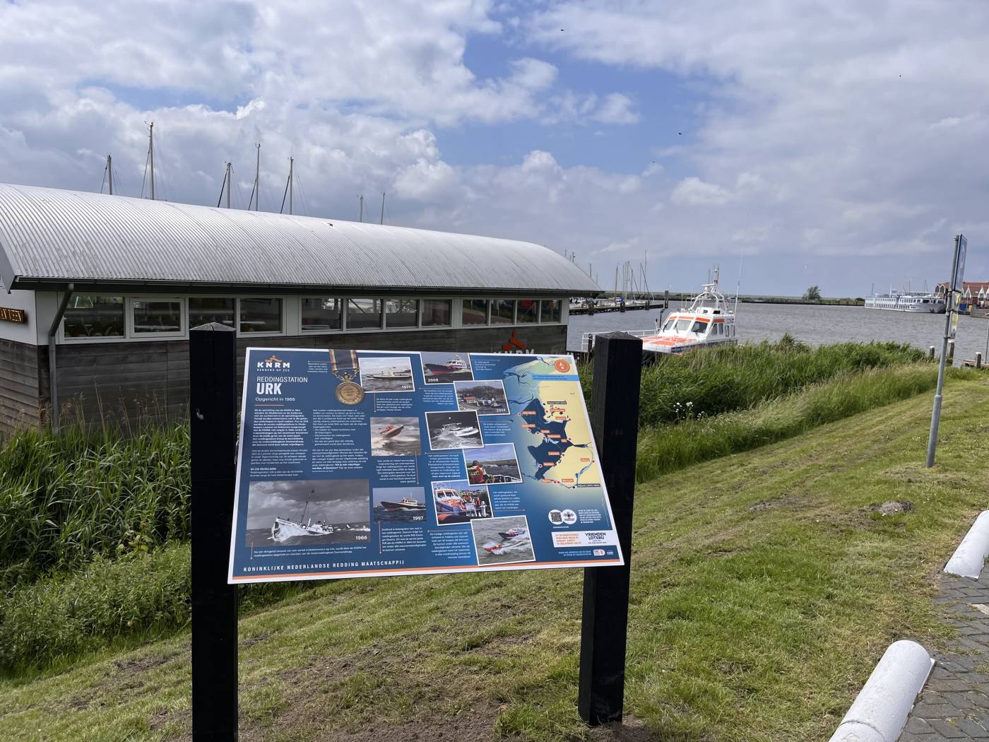 Informatiebord KNRM-station Urk onthuld - KNRM