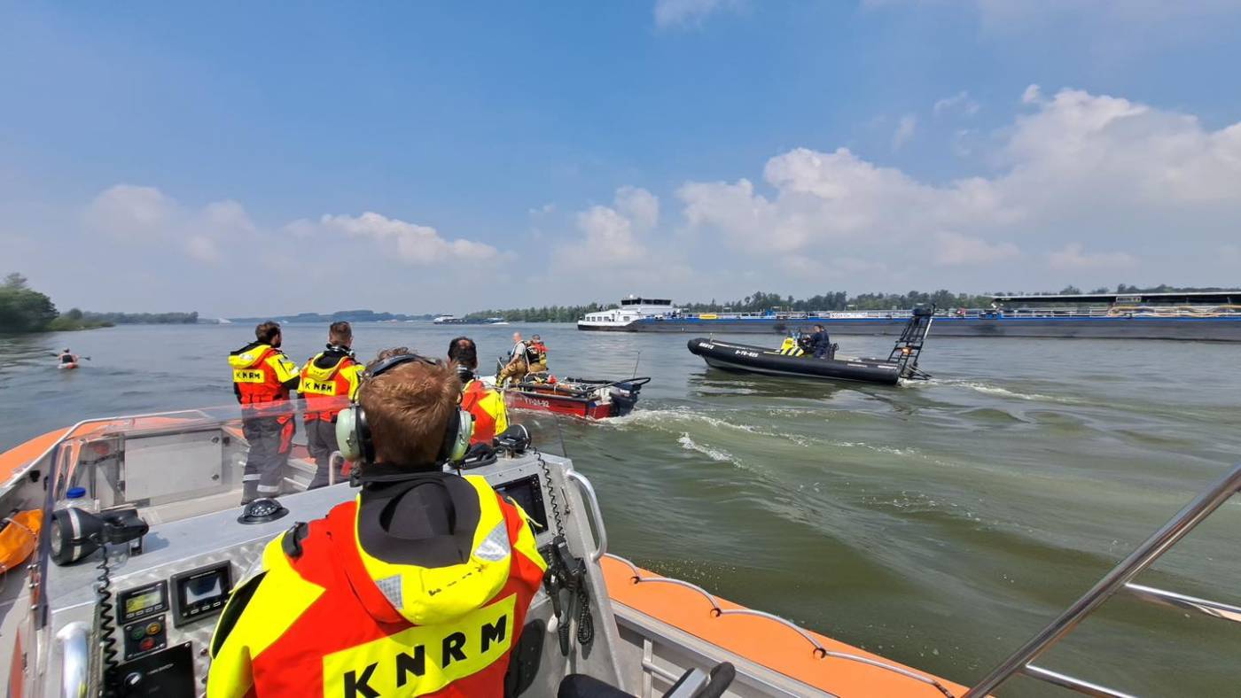 Kanoër zwemt verder na omslaan kanoe - KNRM