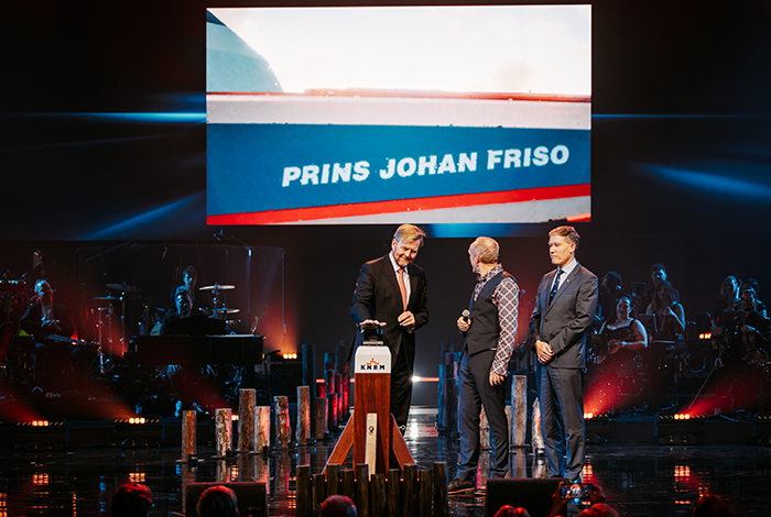 Koning Willem-Alexander onthult naam nieuwste KNRM-reddingboot - KNRM