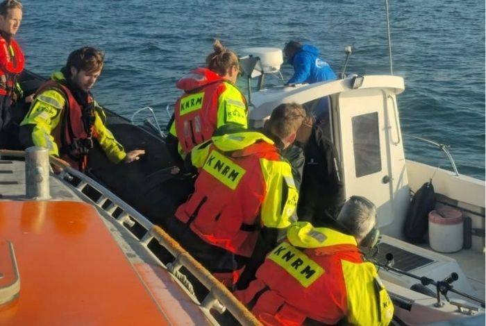 Visboot met voortstuwingsproblemen - KNRM