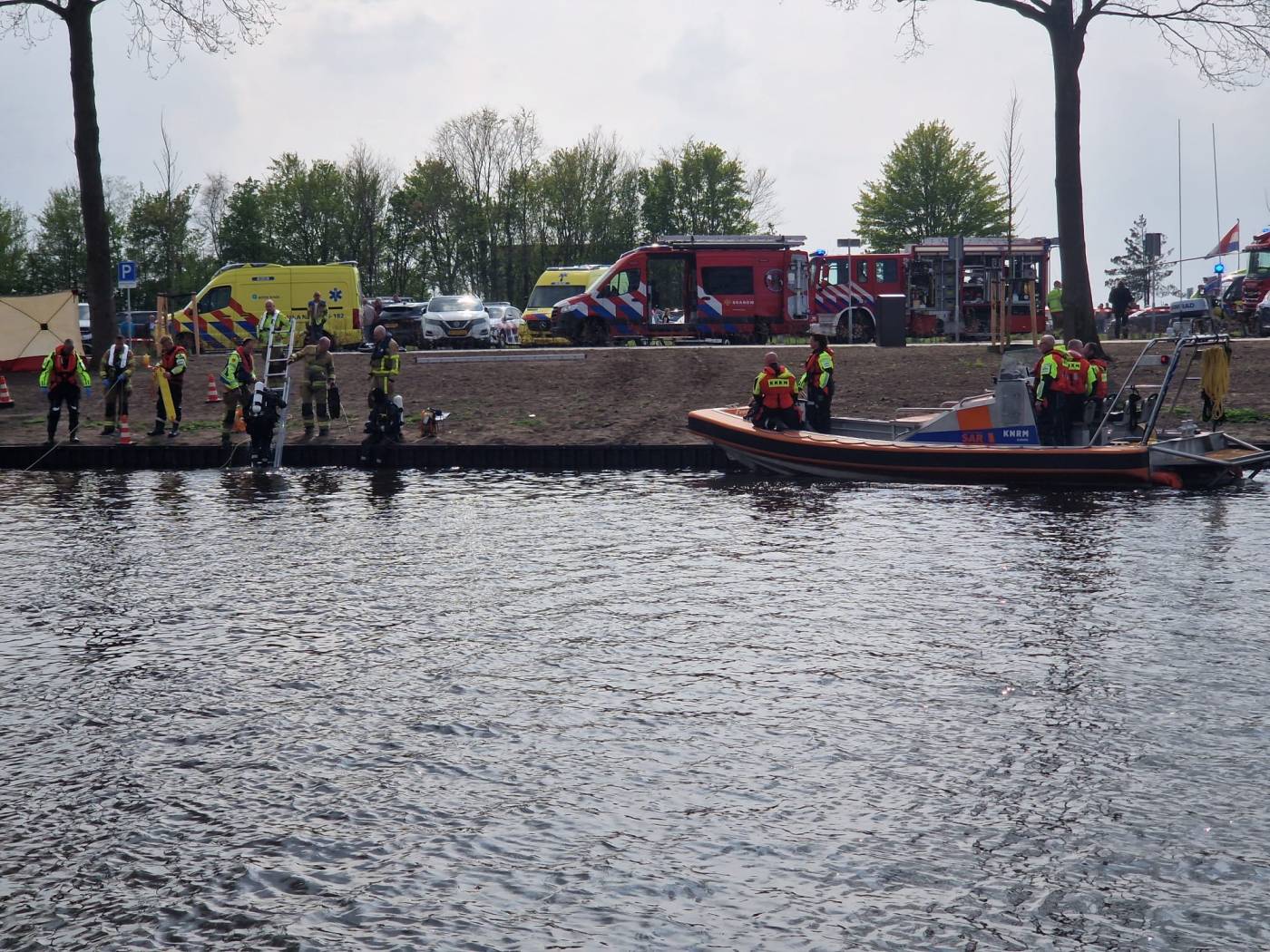 Twee personen in auto te water, één persoon overleden - KNRM