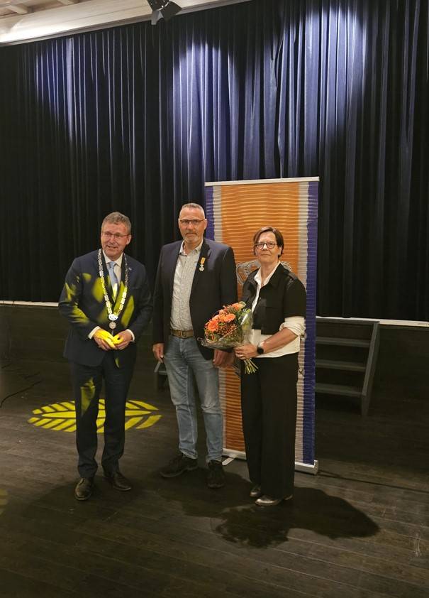 Lintje voor plaatselijk commissielid Pieter Leen Bos - KNRM